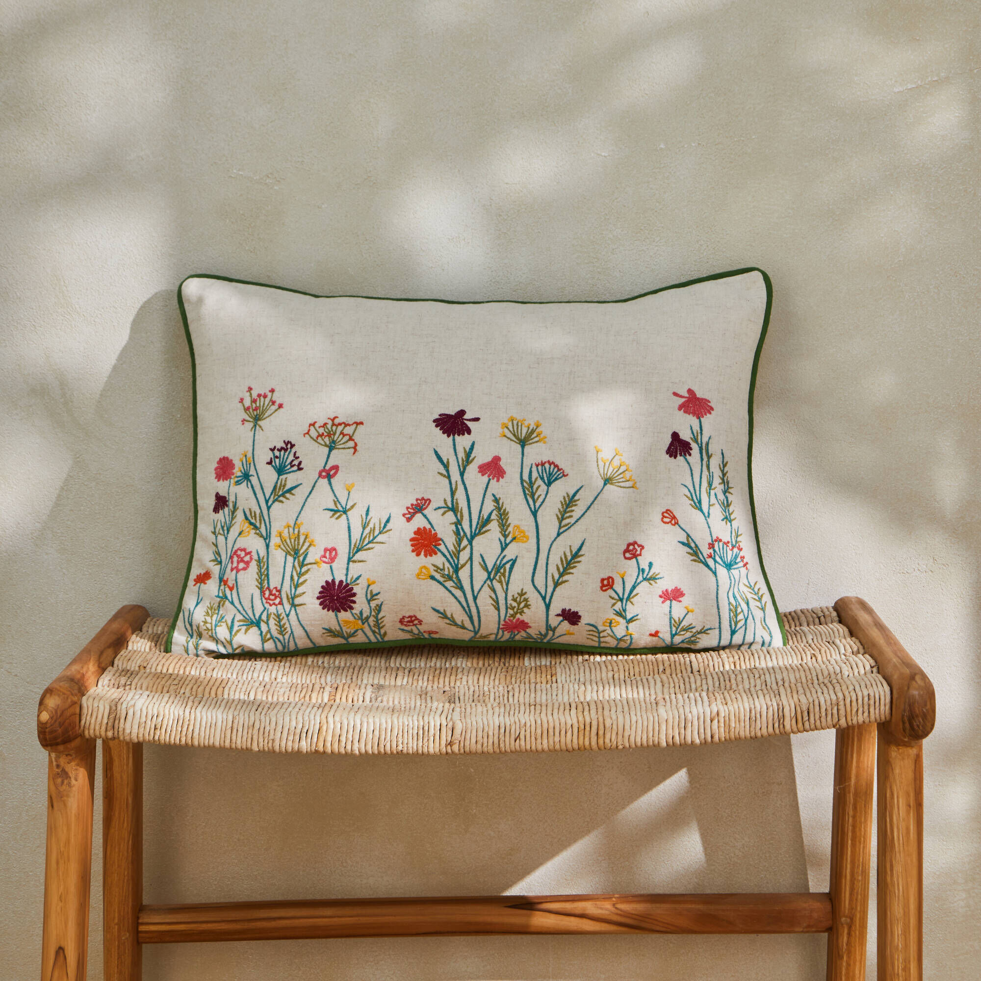 Coussin rectangulaire coton lin broderie fleurie, vert / orange ...