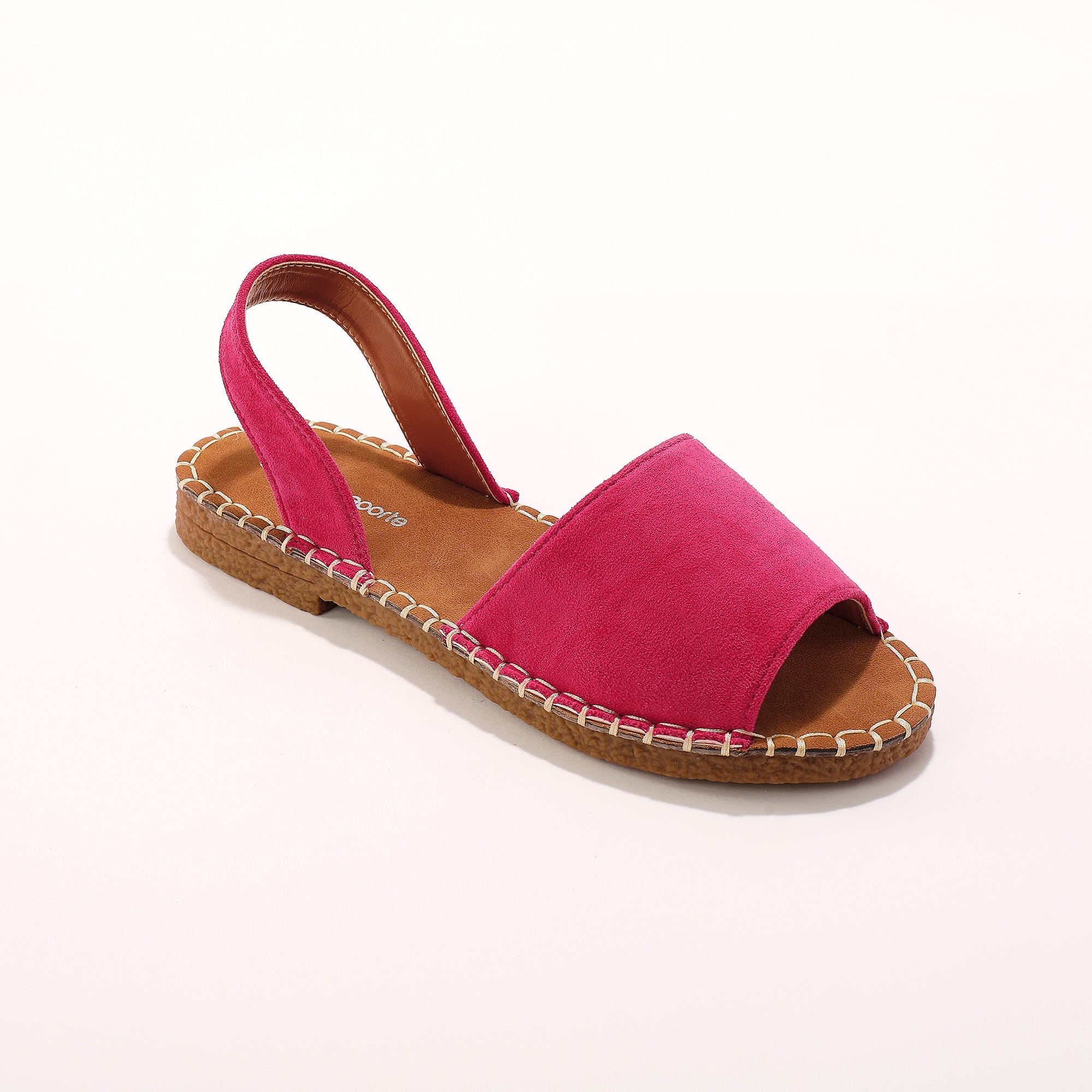 Des sandales plates ouvertes devant et dos au confort